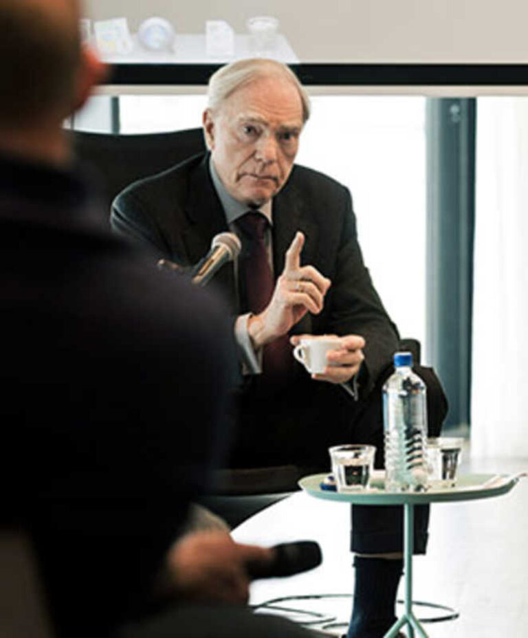 Hollywood scenario goeroe Robert McKee in Amsterdam voor Story Seminar ...